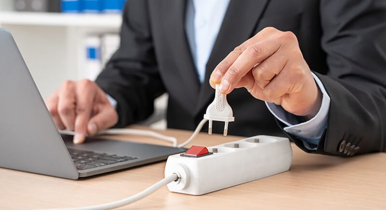 8 Things To Always Unplug When You Go On Vacation (And 3 Things To Keep ...